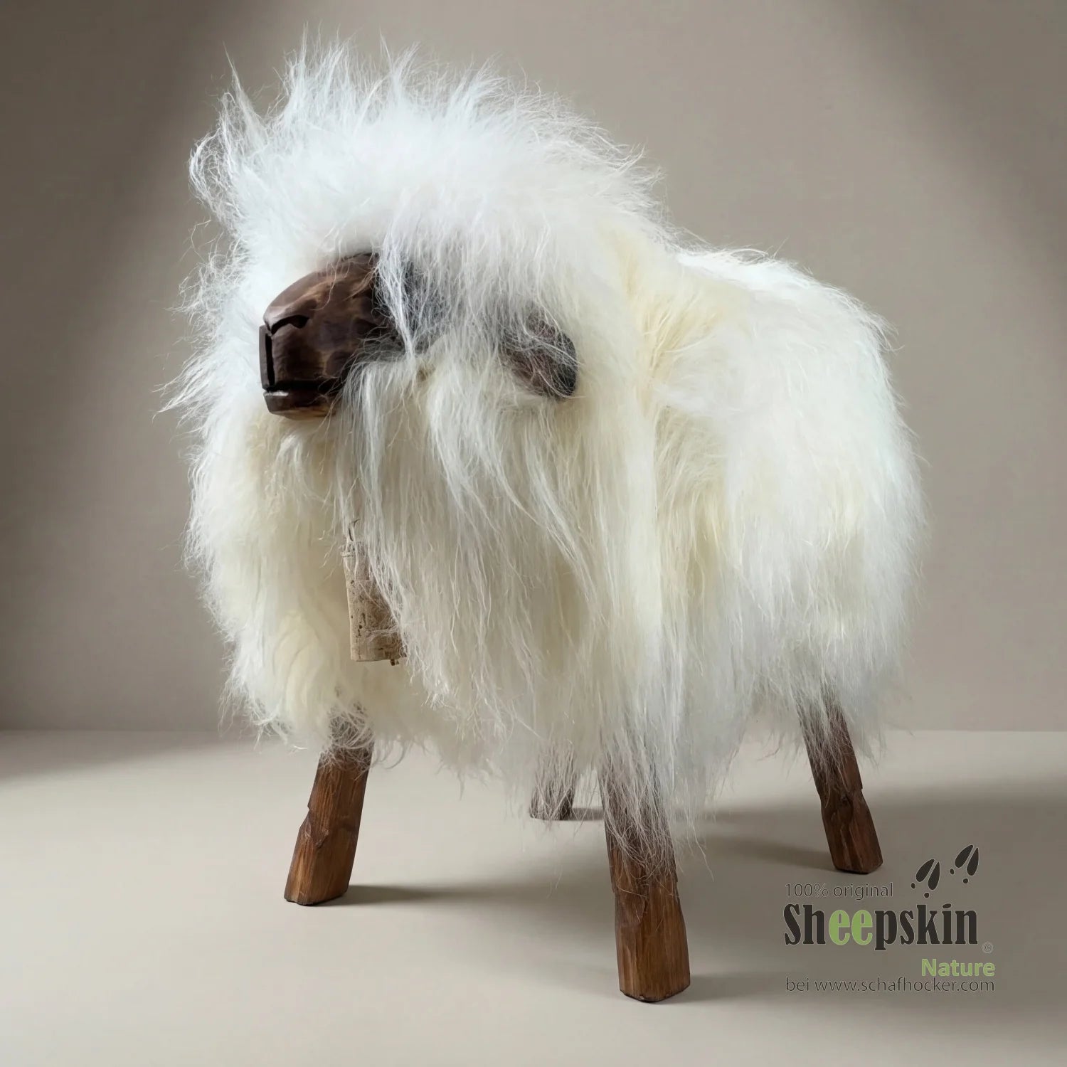 Schafhocker »Sandy« das wilde Madl | eisbärweiß | Sheepskin Nature ...